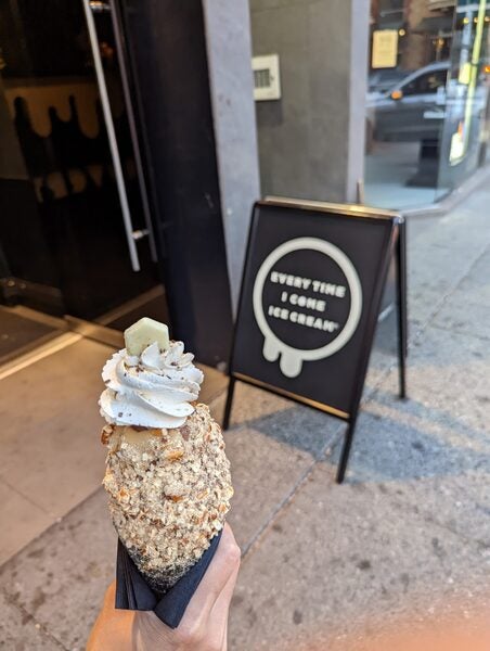 [Perverted ice cream] Closing down sale -Free soft serve ice cream ...